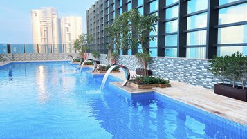 Piscina interior, piscina exterior, espreguiçadeiras 