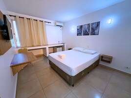 Frigobar, cortinas blackout, Wi-Fi de cortesia, roupa de cama