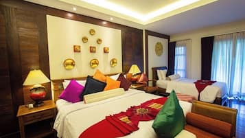 Deluxe Triple Room with Balcony | Minibar, cofre no quarto, com mobília individualizada, secretária