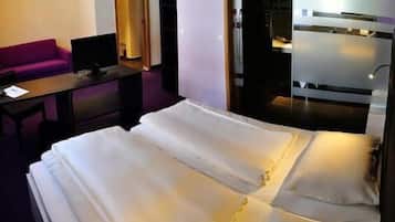 Quarto família | Roupas de cama antialérgicas, cofres nos quartos, escrivaninha