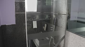 Chuveiro, secador de cabelo, toalhas de banho