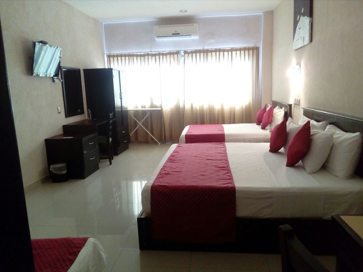 Edredons de pluma, escrivaninha, ferros/tábuas de passar roupa