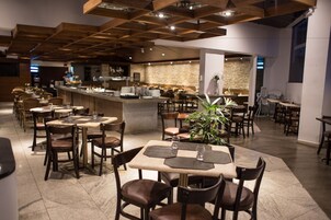 Café da manhã, almoço e jantar; culinária internacional 