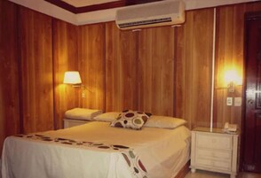 Quarto standard, 1 cama de casal | Escrivaninha, roupa de cama