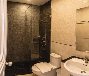 Quarto standard | Banheiro | Chuveiro, toalhas de banho