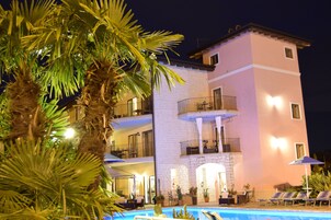 Piscina exterior, guarda-sóis, espreguiçadeiras