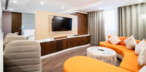 Roupas de cama premium, cofres nos quartos, escrivaninha