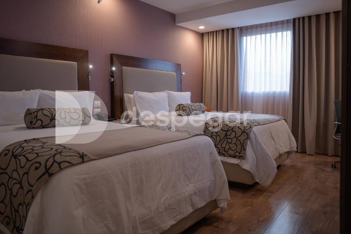 Roupas de cama premium, cofres nos quartos, escrivaninha