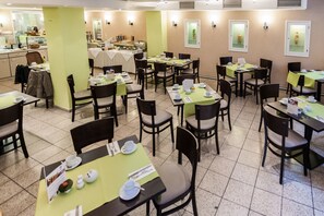 Café da manhã com buffet todos os dias (EUR 20.50 por pessoa) 