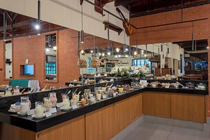 2 restaurantes, que servem almoços, jantares, também cozinha brasileira 