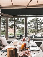 Pequeno-almoço completo diário (25 EUR por pessoa) 