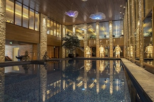 Piscina interna, espreguiçadeiras