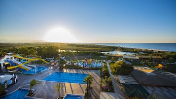 Piscina interior, 3 piscinas exteriores, guarda-sóis, espreguiçadeiras