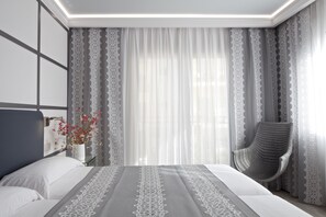 Quarto Triplo, vista para a piscina (or Natural Solarium view) | Minibar, cofre no quarto, Wi-fi grátis, roupa de cama fornecida 