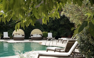 Piscina interior, piscina exterior, espreguiçadeiras