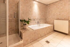 Quarto Clássico com Cama de Casal | Casa de banho | Um polibã, artigos de higiene pessoal grátis, um secador de cabelo 