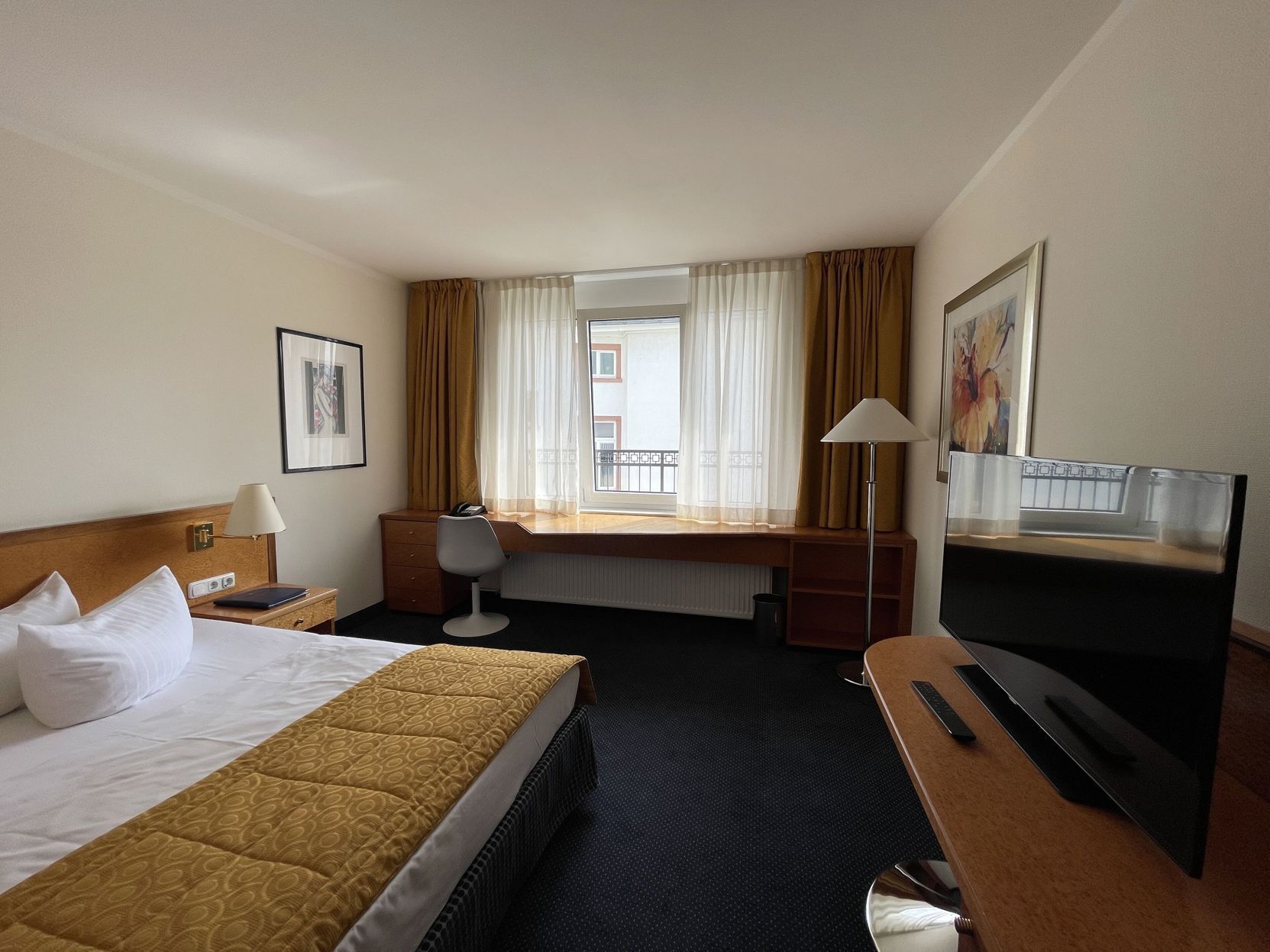 Roupas de cama premium, frigobar, cofres nos quartos, escrivaninha