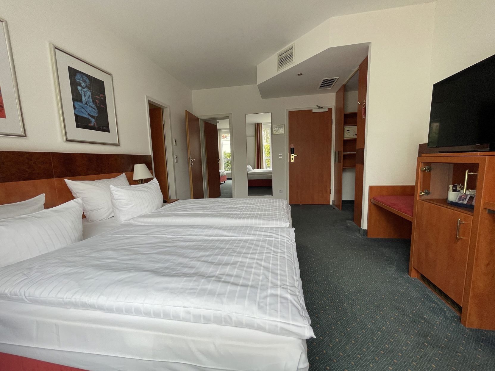 Roupas de cama premium, frigobar, cofres nos quartos, escrivaninha