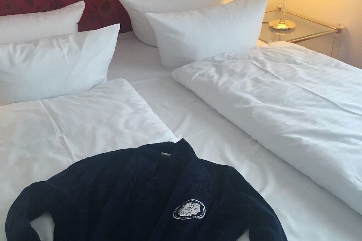 Roupas de cama premium, frigobar, cofres nos quartos, escrivaninha