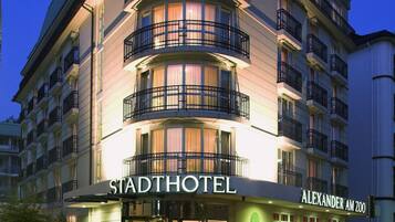 Fachada do alojamento (tarde/noite)