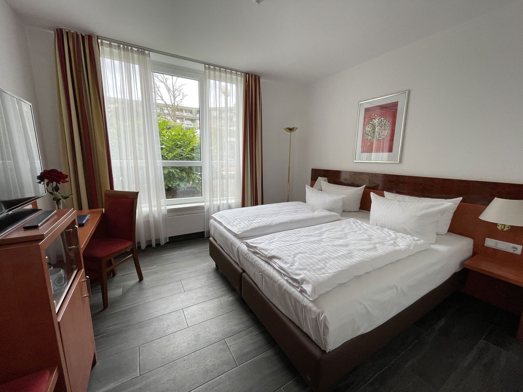 Roupas de cama premium, frigobar, cofres nos quartos, escrivaninha