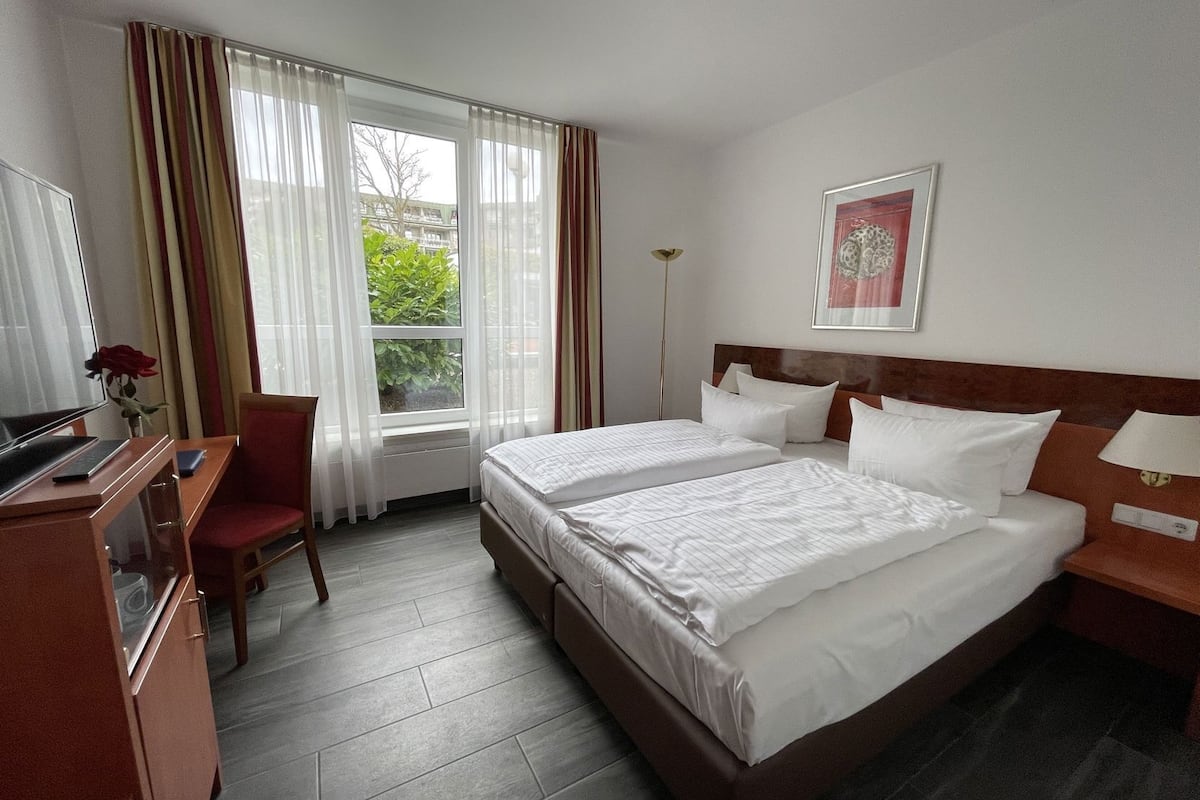 Roupas de cama premium, frigobar, cofres nos quartos, escrivaninha