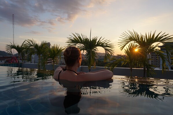 Piscina externa, espreguiçadeiras