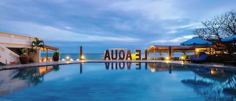 Piscina exterior, guarda-sóis, espreguiçadeiras