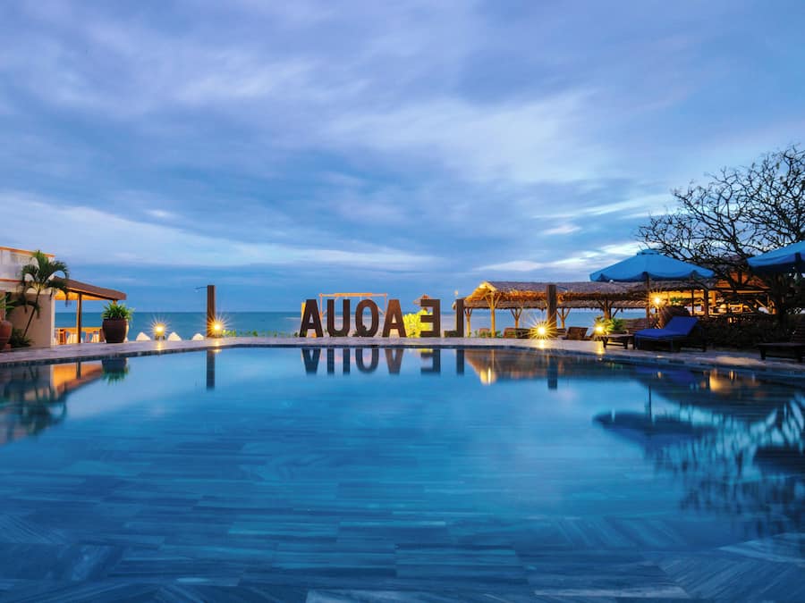 Piscina exterior, guarda-sóis, espreguiçadeiras