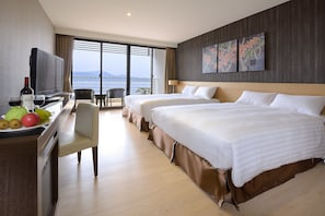 Quarto Quádruplo Deluxe, vista para o lago | Cofre no quarto, secretária, cortinas/cortinados opacos, Wi-fi grátis 