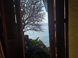 Deluxe Seaview | Cofres nos quartos, escrivaninha, roupa de cama