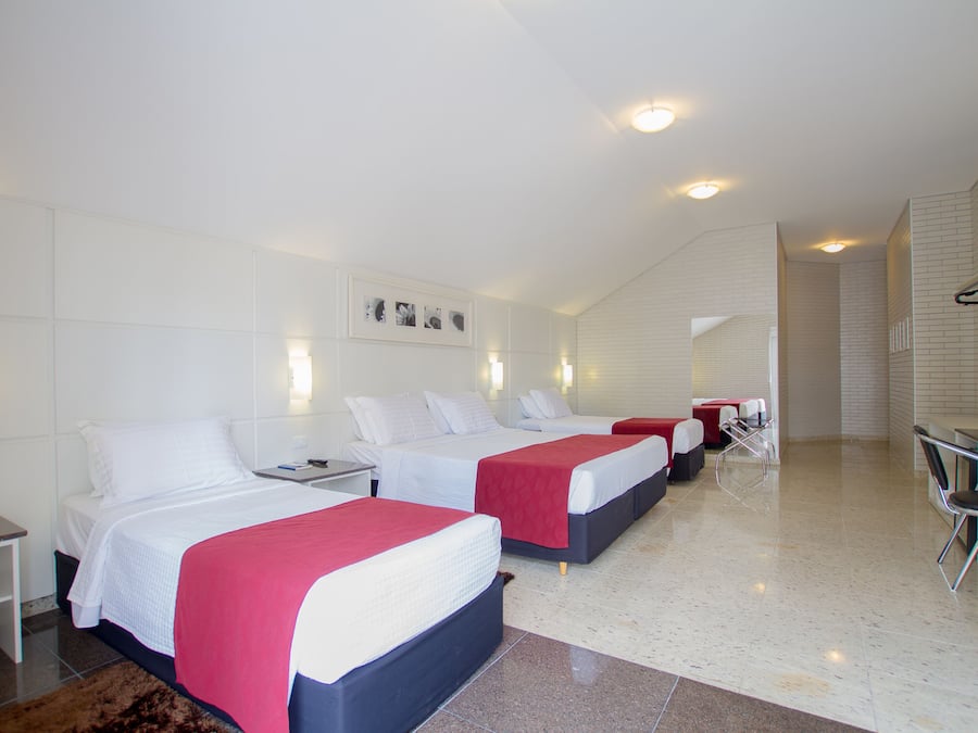 Quarto quádruplo standard | Frigobar, cofres nos quartos, escrivaninha
