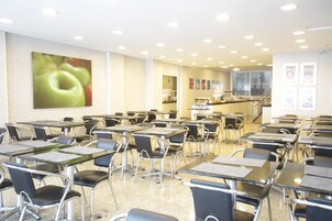 Café da manhã com buffet grátis todos os dias