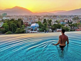 Piscina externa, espreguiçadeiras