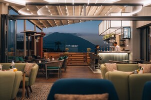 Piscina externa, espreguiçadeiras