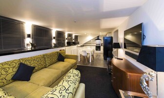 Suite, 2 quartos | Sala de estar | Televisor 