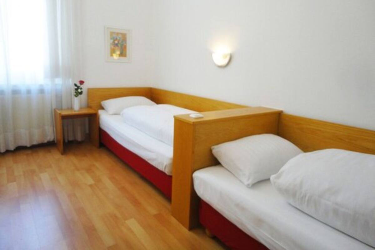 Secretária, Wi-fi grátis, roupa de cama fornecida 