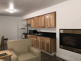 1 Bedroom Apartment, 2 Queen Beds, 1 Sofa Bed, Full Kitchen, Non Smoking | Cortinas/cortinados opacos, ferro/tábua de engomar, Wi-fi grátis 