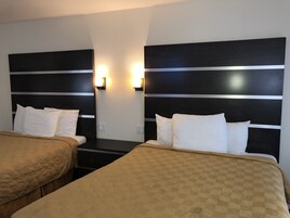 Standard Room, 2 Double Beds, Non Smoking | Cortinas/cortinados opacos, ferro/tábua de engomar, Wi-fi grátis 