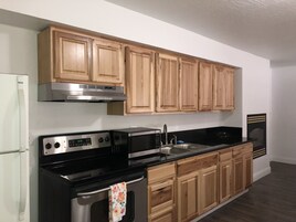 1 Bedroom Apartment, 2 Queen Beds, 1 Sofa Bed, Full Kitchen, Non Smoking | Cozinha privada | Minifrigorífico, um micro-ondas, uma cafeteira/bule 