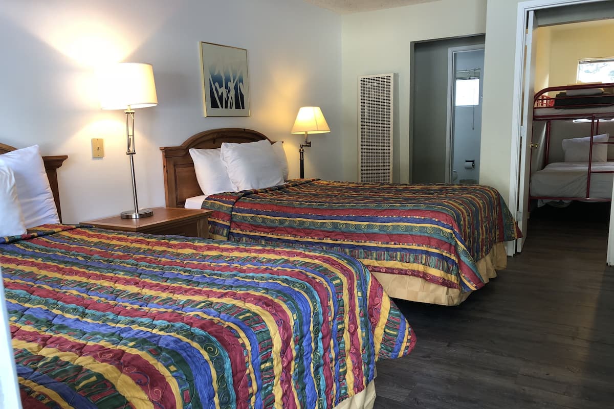 Family Suite, 2 Double Beds, 1 Bunk Bed, Non Smoking | Cortinas/cortinados opacos, ferro/tábua de engomar, Wi-fi grátis
