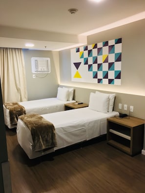 Quarto Twin Standard | Escrivaninha, Wi-Fi de cortesia, roupa de cama