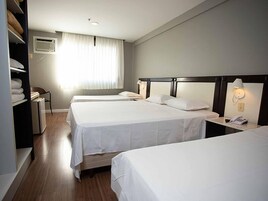 Quarto quádruplo clássico, várias camas | Escrivaninha, Wi-Fi de cortesia, roupa de cama