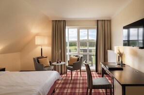 Quarto Duplo, vista para o campo de golfe | Roupa hipoalergénica, cofre no quarto, ferro/tábua de engomar 