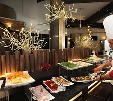 Serviço de café da manhã, local e internacional, vistas para a piscina 