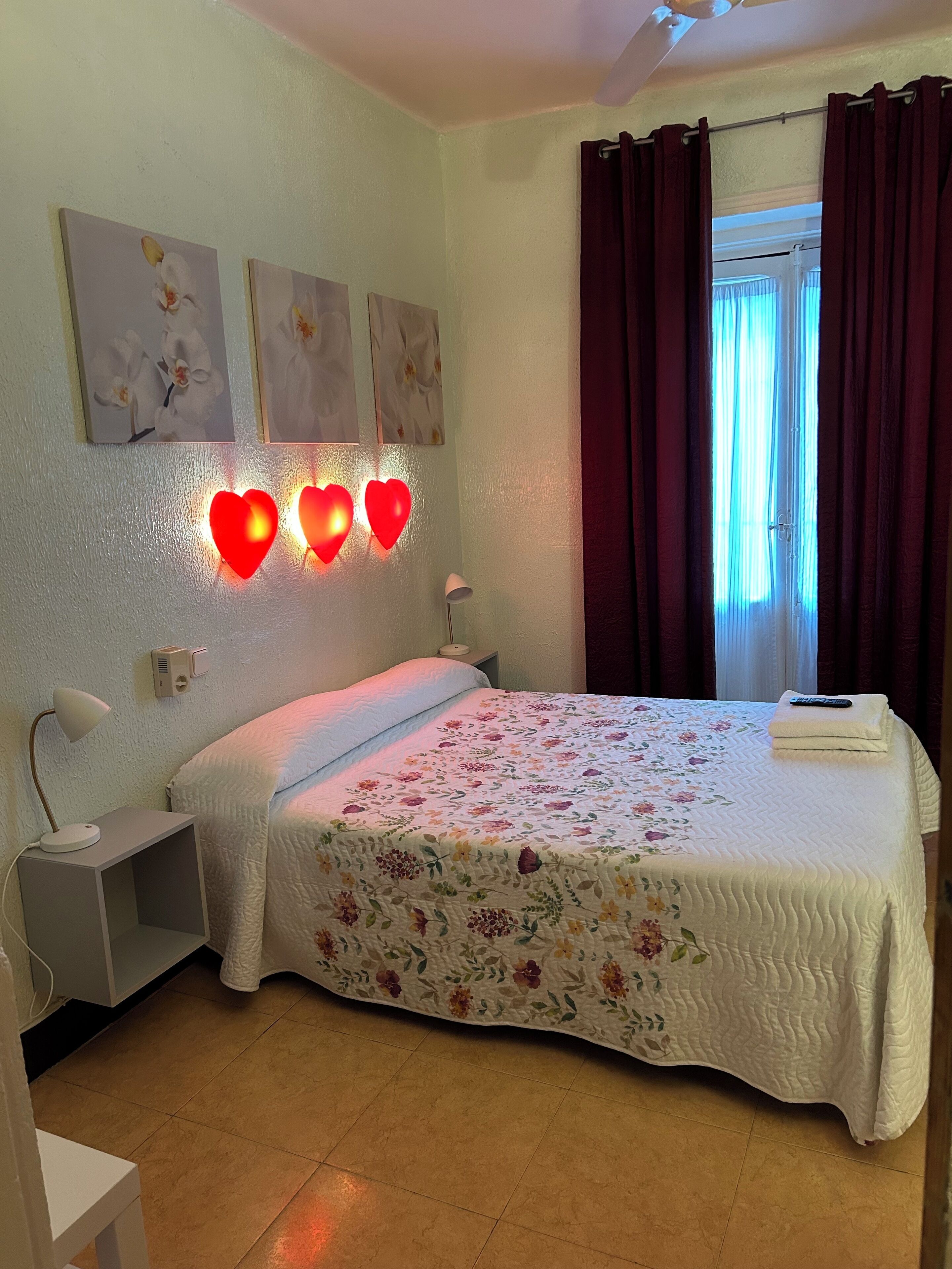 Quarto casal, banheiro compartilhado | Roupas de cama premium, individualmente decorados