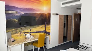 Quarto Twin Económico, 2 camas individuais | Edredões de penas, minibar, cofre no quarto, secretária