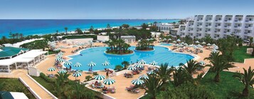 2 piscinas interiores, 2 piscinas exteriores, guarda-sóis 