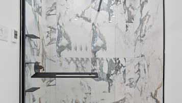 Quarto casal família, 2 camas de casal, no piso térreo | Banheiro | Produtos de toalete grátis, secador de cabelo, toalhas de banho