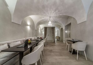 Pequeno-almoço tipo buffet diário mediante uma taxa 